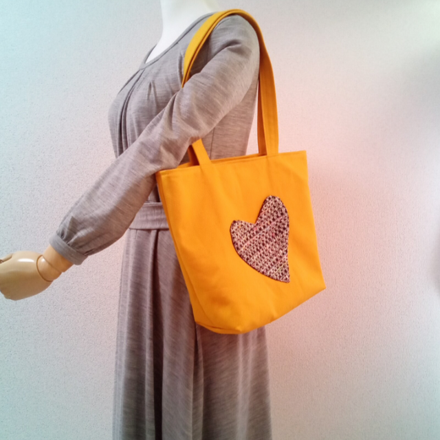 【サマーセール】A4対応☆ファスナーポケット付き ハートポケットのトートバッグ マスタードイエロー帆布×黒ツイード 731 | iichi 日々の暮らしを心地よくするハンドメイドやアンティーク ...