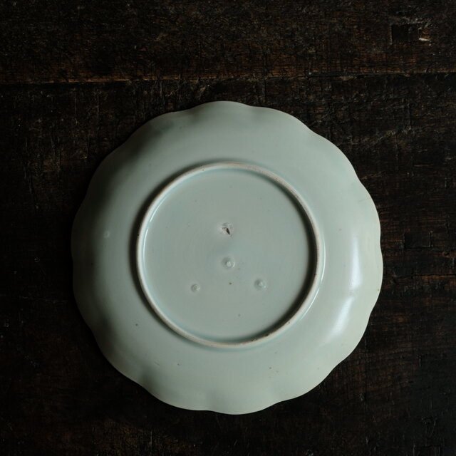 素朴で可愛い 伊万里 花文染付七寸中皿 骨董/antiques 器 丁寧な暮らしに。江戸末期【ニュー有り】 | iichi 日々の暮らしを心地よくするハンドメイドやアンティークのマーケットプレイス