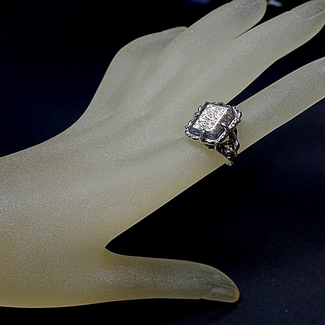 ～キラキラの格子模様～ ラティスサンストーンのデザインリング 12号 天然石アクセサリー 指輪 一点物 macari | iichi 日々の暮らしを心地よくするハンドメイドやアンティークの ...