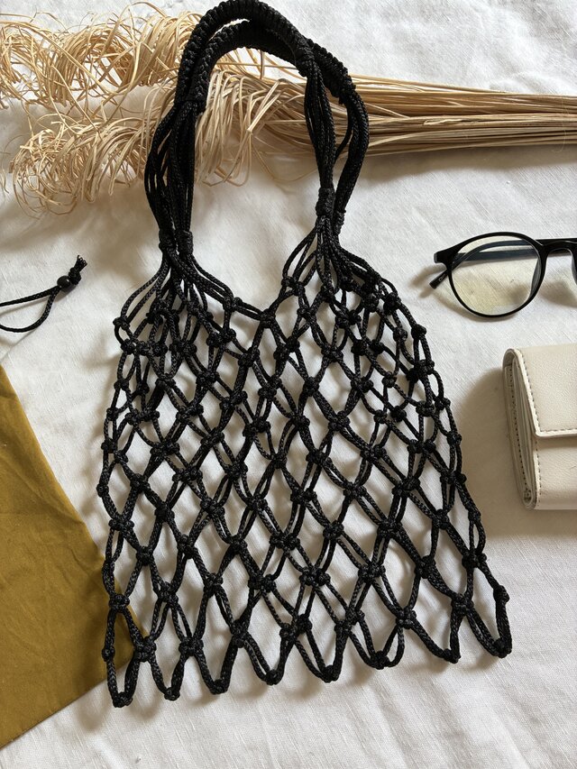 マクラメ編みのネットバッグ black×black | iichi 日々の暮らしを心地よくするハンドメイドやアンティークのマーケットプレイス