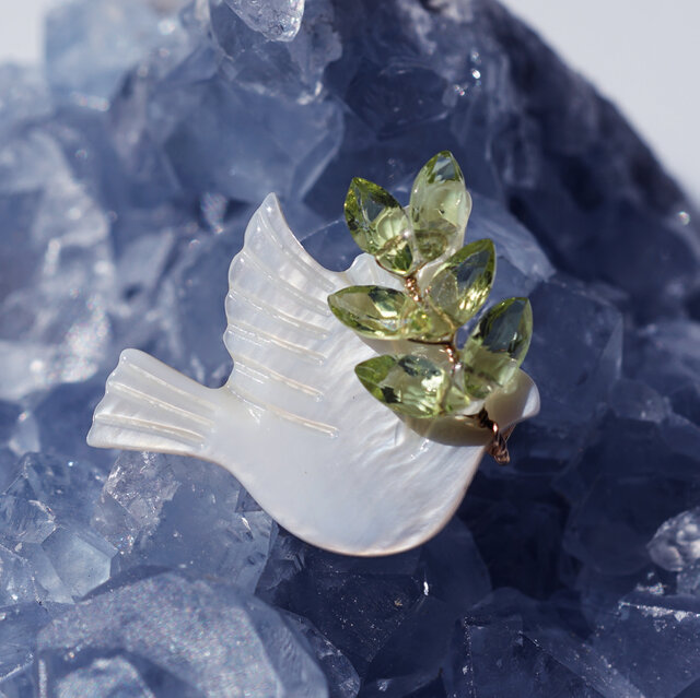 ☆ペリドットによるオリーブの枝を運ぶ鳩のブローチ ～平和/Peace | iichi 日々の暮らしを心地よくするハンドメイドやアンティークのマーケットプレイス