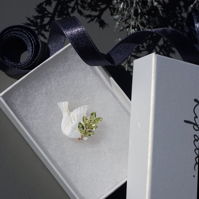 ☆ペリドットによるオリーブの枝を運ぶ鳩のブローチ ～平和/Peace | iichi 日々の暮らしを心地よくするハンドメイドやアンティークのマーケットプレイス
