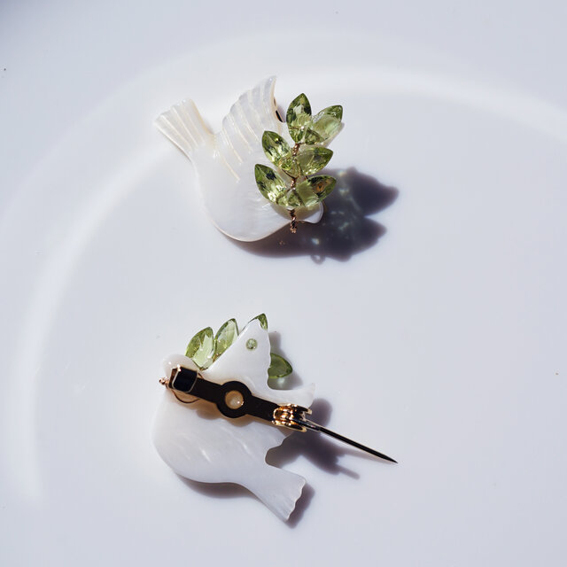 ☆ペリドットによるオリーブの枝を運ぶ鳩のブローチ ～平和/Peace | iichi 日々の暮らしを心地よくするハンドメイドやアンティークの ...