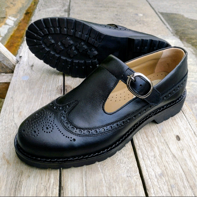 本革サンダル 無料オーダーメイド 男女兼用 22.5cmから29cm ウイングチップ ブラック | iichi 日々の暮らしを心地よくするハンドメイドやアンティークのマーケットプレイス