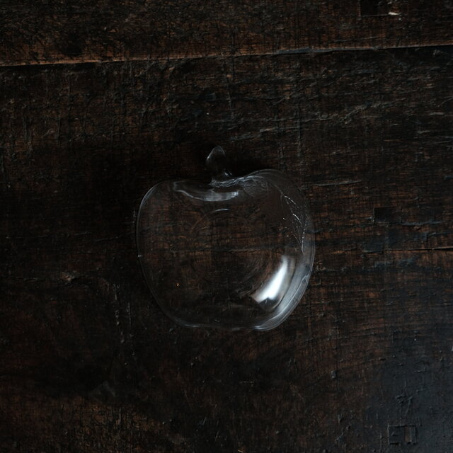 ポテサラを盛り付けたくなる 林檎の形状。プレスガラス小鉢2客 丁寧な暮らしに クリスタルガラス 昭和後期 | iichi 日々の暮らしを心地よくするハンドメイドやアンティークのマーケットプレイス