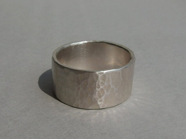 シルバーフラットリング 平打ち槌目 10㎜幅【silver】 | iichi 日々の暮らしを心地よくするハンドメイドやアンティークのマーケットプレイス
