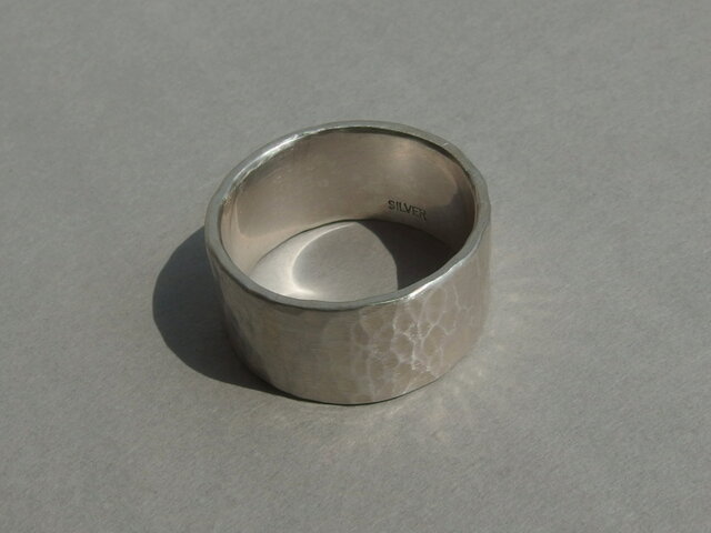 シルバーフラットリング 平打ち槌目 10㎜幅【silver】 | iichi 日々の暮らしを心地よくするハンドメイドやアンティークのマーケットプレイス