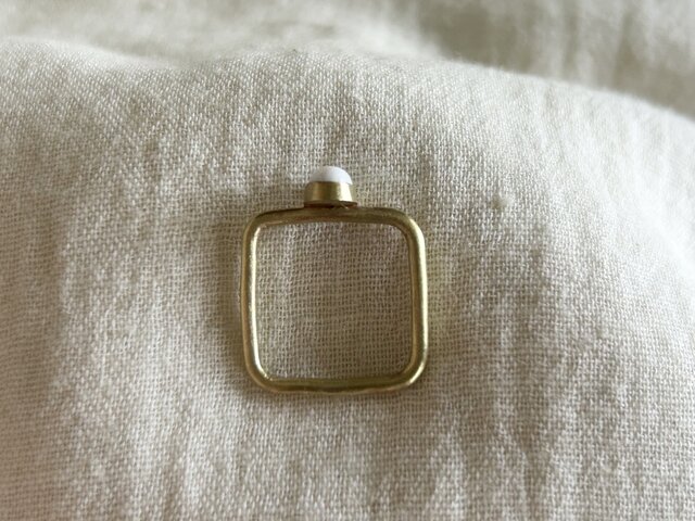真鍮スクエアリング ホワイトオニキス | iichi 日々の暮らしを心地よくするハンドメイドやアンティークのマーケットプレイス