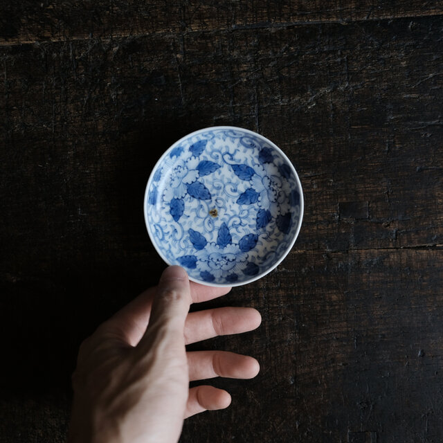 線描きで素敵 牡丹と唐草 伊万里 線描き染付小皿 骨董・antiques 丁寧な暮らしに。江戸後期 個体C | iichi 日々の暮らしを心地よくするハンドメイドやアンティークのマーケットプレイス