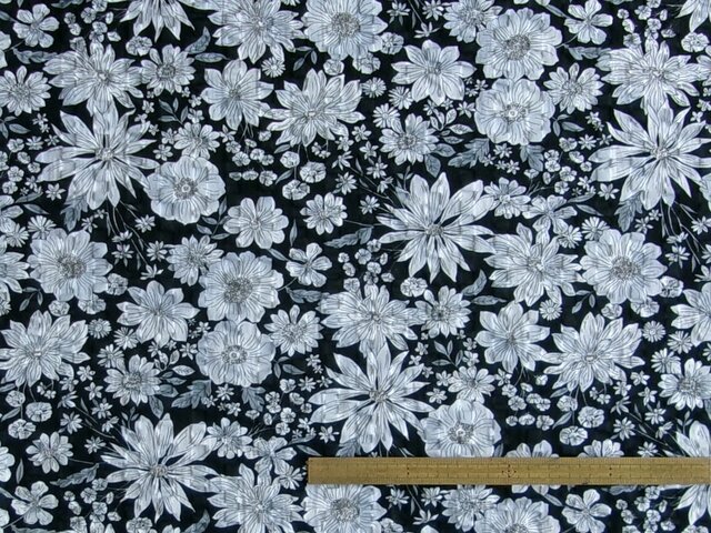 国産リップル生地＊花のキュロットスカート（black&white flowers） | iichi 日々の暮らしを心地よくするハンドメイドやアンティークのマーケットプレイス