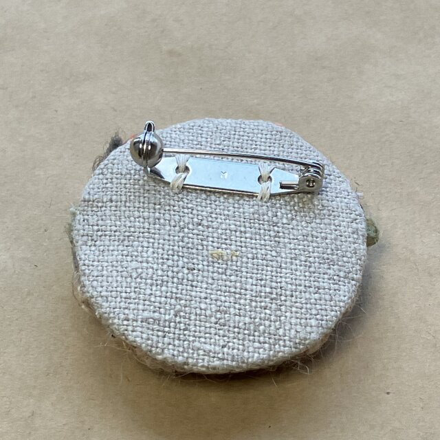 ビーズや変わり糸を使ったブローチ（水色No.1） | iichi 日々の暮らしを心地よくするハンドメイドやアンティークのマーケットプレイス