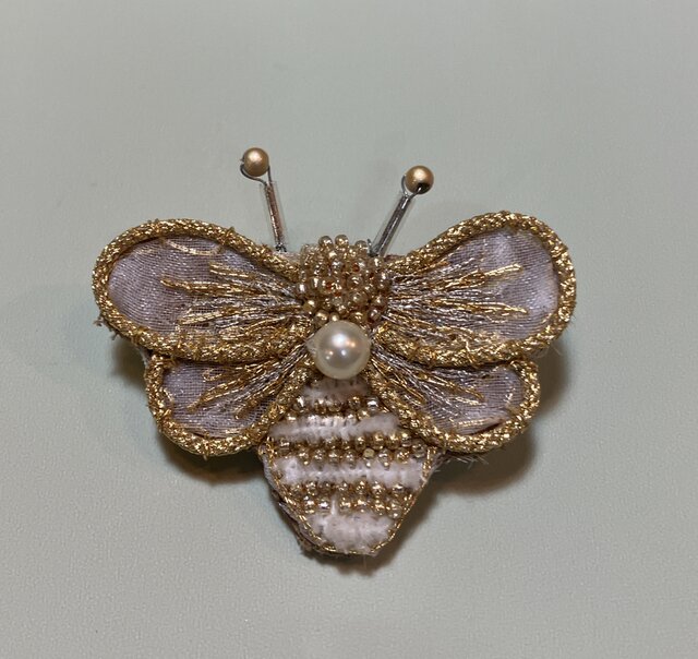 ミツバチのブローチ | iichi 日々の暮らしを心地よくするハンドメイドやアンティークのマーケットプレイス