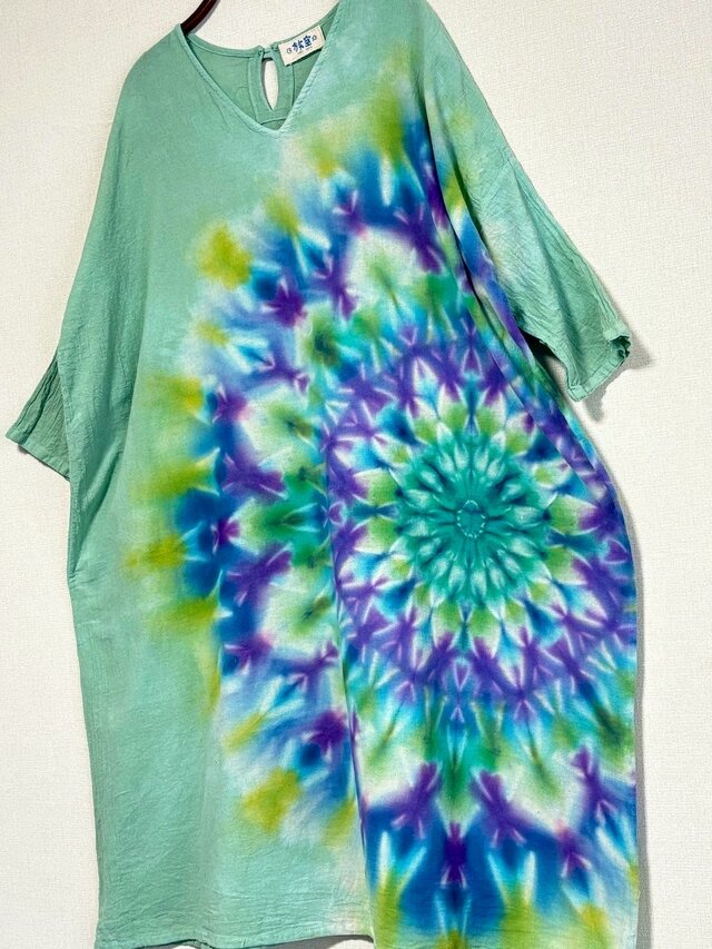 タイダイ ゆったりワンピース 孔雀大曼荼羅 青磁色 Hippies Dye最新作 HD24-47 | iichi 日々の暮らしを心地よくするハンドメイドやアンティークのマーケットプレイス