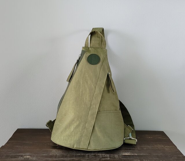 撥水加工のナイロン素材 ボディーバッグ(カーキ) | iichi 日々の暮らしを心地よくするハンドメイドやアンティークのマーケットプレイス