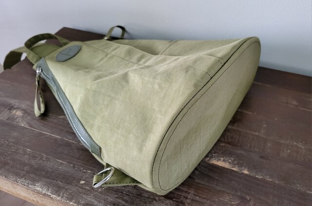 撥水加工のナイロン素材 ボディーバッグ(カーキ) | iichi 日々の暮らしを心地よくするハンドメイドやアンティークのマーケットプレイス