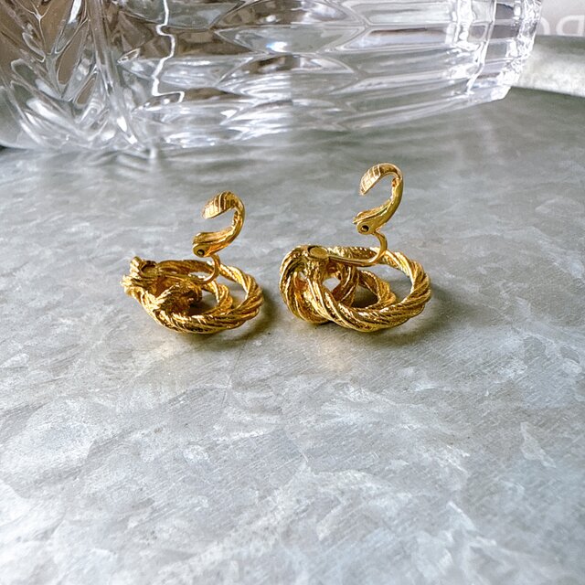 YA182-【 AVON 】エイボン・ヴィンテージイヤリング 1985 Gold Tone Rope Twist | iichi 日々の暮らしを心地よくするハンドメイドやアンティークの ...