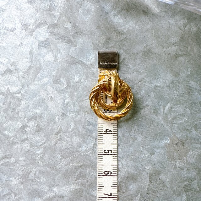 YA182-【 AVON 】エイボン・ヴィンテージイヤリング 1985 Gold Tone Rope Twist | iichi 日々の暮らしを心地よくするハンドメイドやアンティークの ...