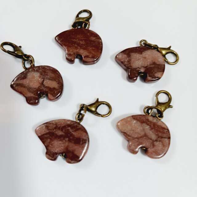 くま天然石チャーム | iichi 日々の暮らしを心地よくするハンドメイドやアンティークのマーケットプレイス