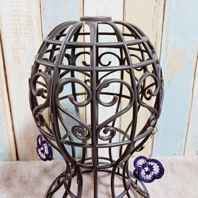 パンジーピアス | iichi 日々の暮らしを心地よくするハンドメイドやアンティークのマーケットプレイス