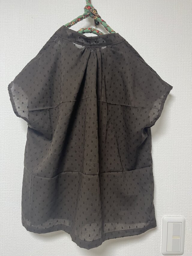 毎日着られる大人服 フレンチスリーブブラウス ドビー織りコットンボイル ブラウン | iichi 日々の暮らしを心地よくするハンドメイドやアンティークのマーケットプレイス