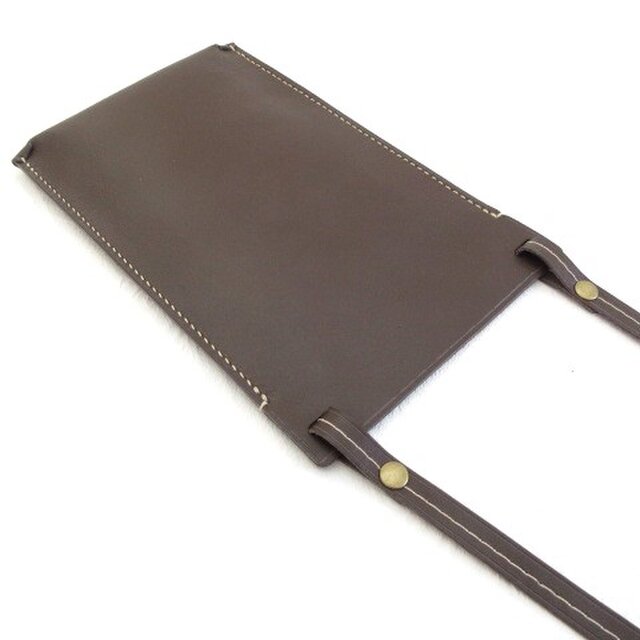 手縫い☆お洒落に収納♪《牛革》シンプル・スマホショルダー・ポーチ・フラットタイプ・071 | iichi 日々の暮らしを心地よくするハンドメイドやアンティークのマーケットプレイス