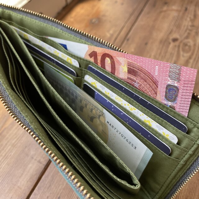 acufactumリボン使用のL字ファスナー長財布(りんご×グリーンリネン) | iichi 日々の暮らしを心地よくするハンドメイドやアンティークのマーケットプレイス