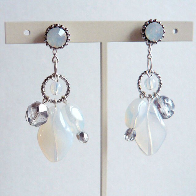 【SALE】一点もの★ホワイトオパールSVの2wayピアス | iichi 日々の暮らしを心地よくするハンドメイドやアンティークのマーケットプレイス