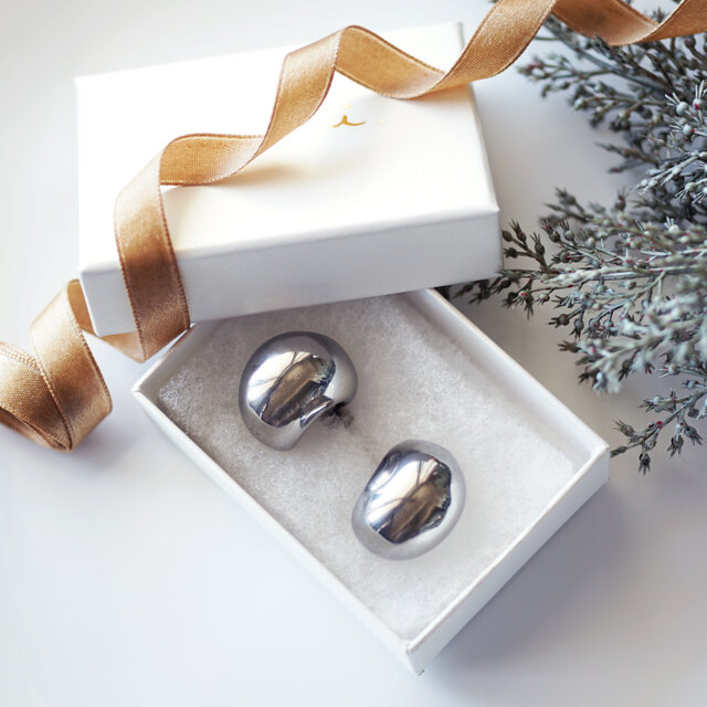 ぷっくり、軽い。暁月夜のピアス★サージカルステンレス・中空モチーフのスタッドピアス ～Silver/Gold | iichi 日々の暮らしを心地よくするハンドメイドやアンティークのマーケットプレイス