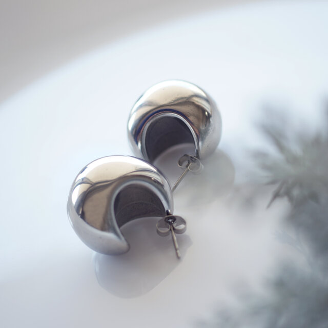 ぷっくり、軽い。暁月夜のピアス★サージカルステンレス・中空モチーフのスタッドピアス ～Silver/Gold | iichi 日々の暮らしを心地よくするハンドメイドやアンティークのマーケットプレイス