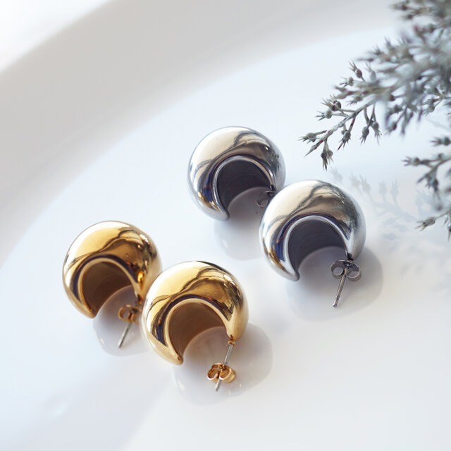 ぷっくり、軽い。暁月夜のピアス★サージカルステンレス・中空モチーフのスタッドピアス ～Silver/Gold | iichi 日々の暮らしを心地よくするハンドメイドやアンティークのマーケットプレイス