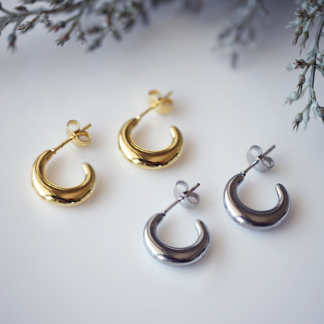 黄昏月のピアス★サージカルステンレス・中空モチーフのスタッドピアス ～Silver/Gold | iichi 日々の暮らしを心地よくするハンドメイドやアンティークのマーケットプレイス