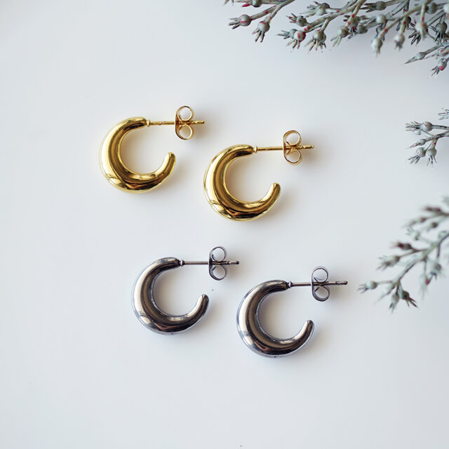 黄昏月のピアス★サージカルステンレス・中空モチーフのスタッドピアス ～Silver/Gold | iichi 日々の暮らしを心地よくするハンドメイドやアンティークのマーケットプレイス