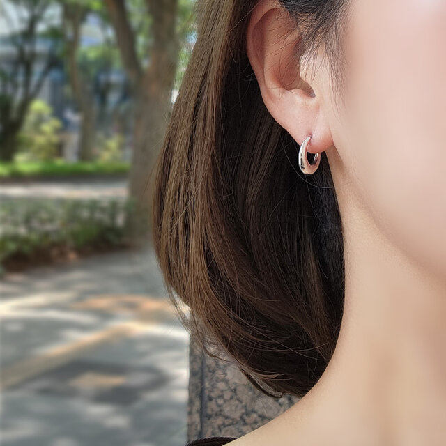 黄昏月のピアス★サージカルステンレス・中空モチーフのスタッドピアス ～Silver/Gold | iichi 日々の暮らしを心地よくするハンドメイドやアンティークのマーケットプレイス