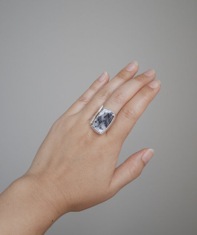 春じたく〜雪解けに降るなごりゆき〜デンドライトオパールオープンリング | iichi 日々の暮らしを心地よくするハンドメイドやアンティークのマーケットプレイス