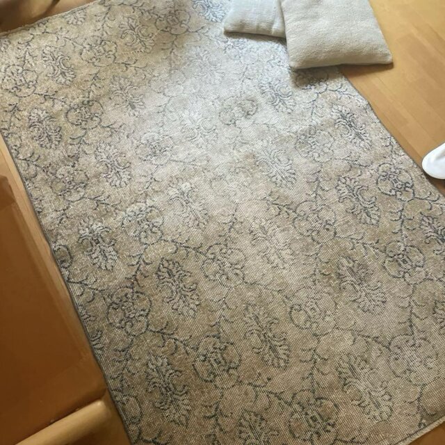 110×177 ミルクティーカラー ボタニカル柄 擦れ トルコヴィンテージラグ | iichi 日々の暮らしを心地よくするハンドメイドやアンティークのマーケットプレイス