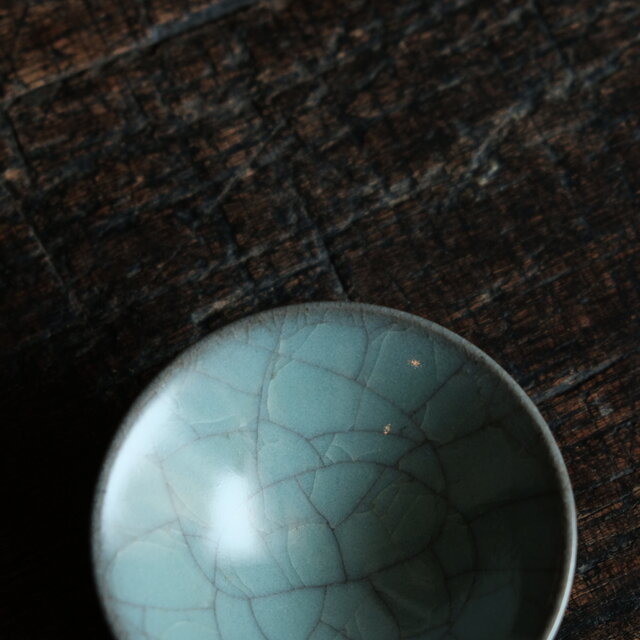 貫入が素敵 青磁貫入盃 和食器 コレクション 昭和期 酒器 器 銘入り | iichi 日々の暮らしを心地よくするハンドメイドやアンティークのマーケットプレイス