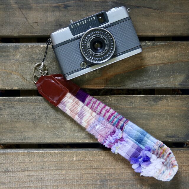 一点もの/ヤーンのハンドカメラストラップ#12 | iichi 日々の暮らしを心地よくするハンドメイドやアンティークのマーケットプレイス