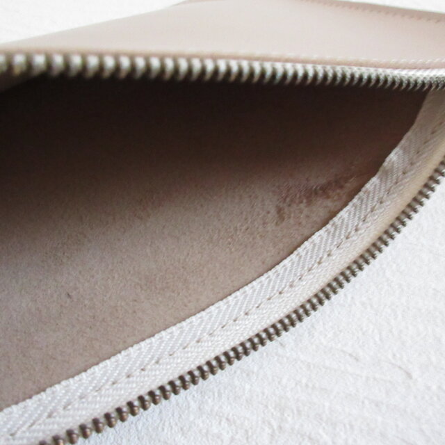 《ゴートスキン》A6対応・フラットファスナーケース・パールベージュ・0334 | iichi 日々の暮らしを心地よくするハンドメイドやアンティークのマーケットプレイス