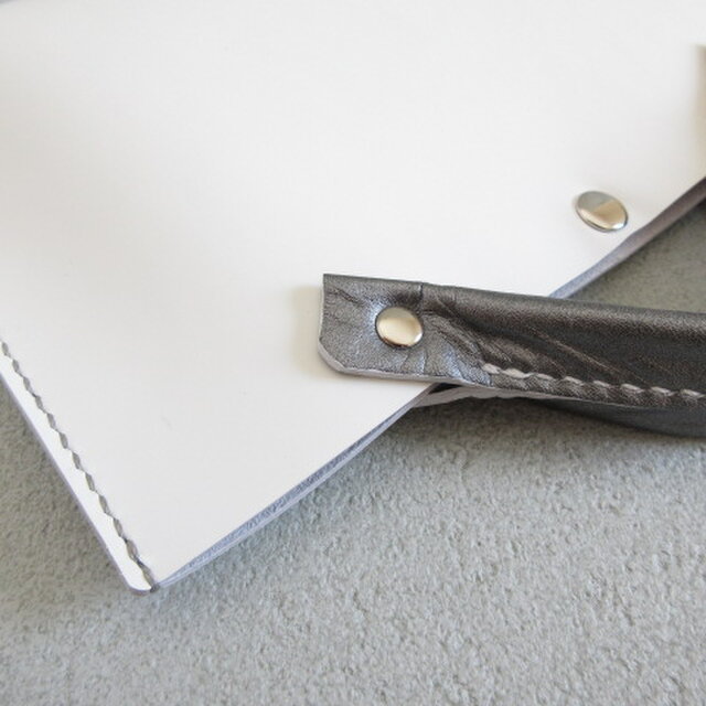 バッグインにも使えて小さくお出掛け♪《牛革》ハンドステッチ・ミニマルトート・ホワイト・0518 | iichi 日々の暮らしを心地よくするハンドメイドやアンティークのマーケットプレイス