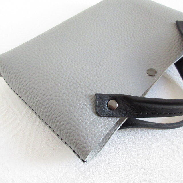 手縫い☆そのまま持っても映える♪《牛革》バッグインバッグ・ハンドソーイング・058 | iichi 日々の暮らしを心地よくするハンドメイドやアンティークのマーケットプレイス