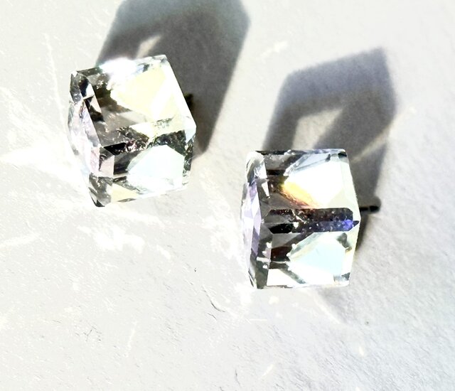 【ビンテージ オーストリア製 swarovski クリスタル ラベンダー 大粒 斜めキューブ ピアス】 | iichi 日々の暮らしを心地よくするハンドメイドやアンティークのマーケットプレイス