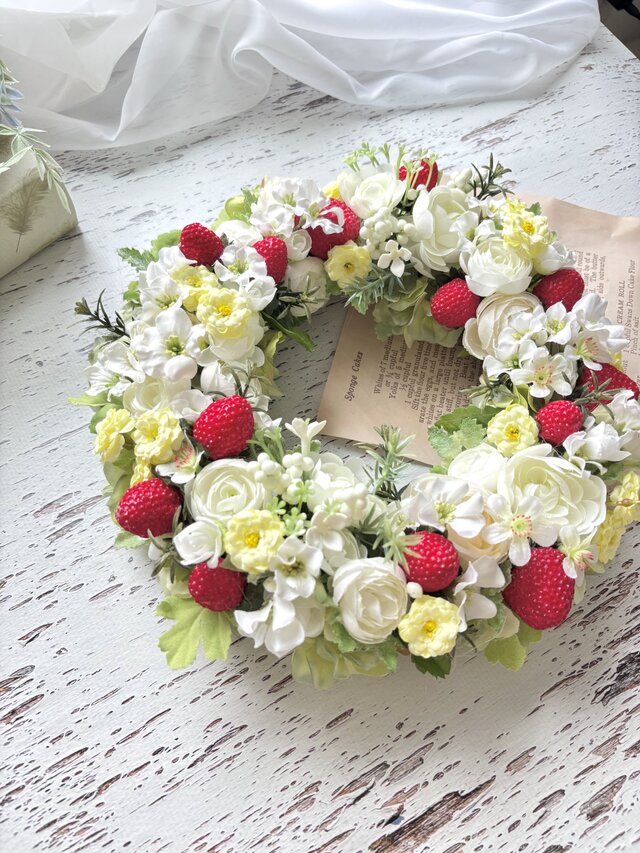 いちごのふんわりリース（BOXつき）／アーティフィシャルフラワー | iichi 日々の暮らしを心地よくするハンドメイドやアンティークのマーケットプレイス