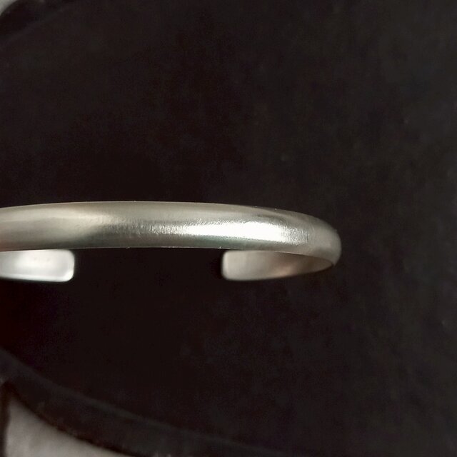 カレンシルバーバングル 6mm / ブレスレット | iichi 日々の暮らしを心地よくするハンドメイドやアンティークのマーケットプレイス