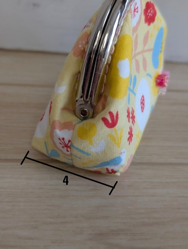 お花いっぱい黄色い手のひらサイズのパックリがま口 | iichi 日々の暮らしを心地よくするハンドメイドやアンティークのマーケットプレイス