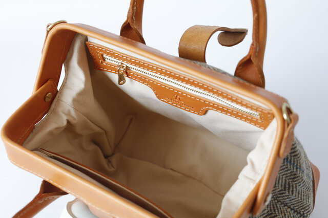 「ウール×革の組み合わせ」 がま口2wayバッグ｜レトロクラシック | iichi 日々の暮らしを心地よくするハンドメイドやアンティークのマーケットプレイス