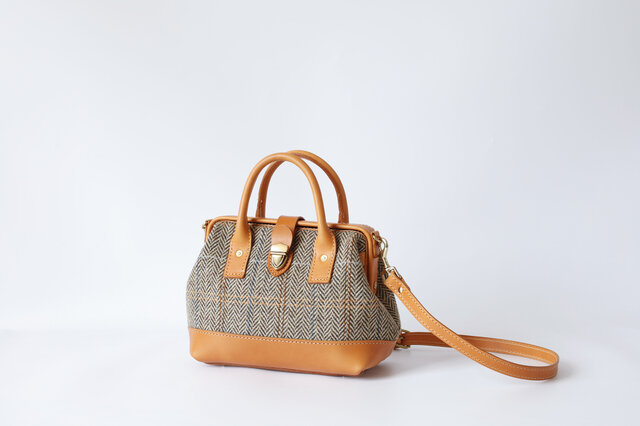 「ウール×革の組み合わせ」 がま口2wayバッグ｜レトロクラシック | iichi 日々の暮らしを心地よくするハンドメイドやアンティークのマーケットプレイス