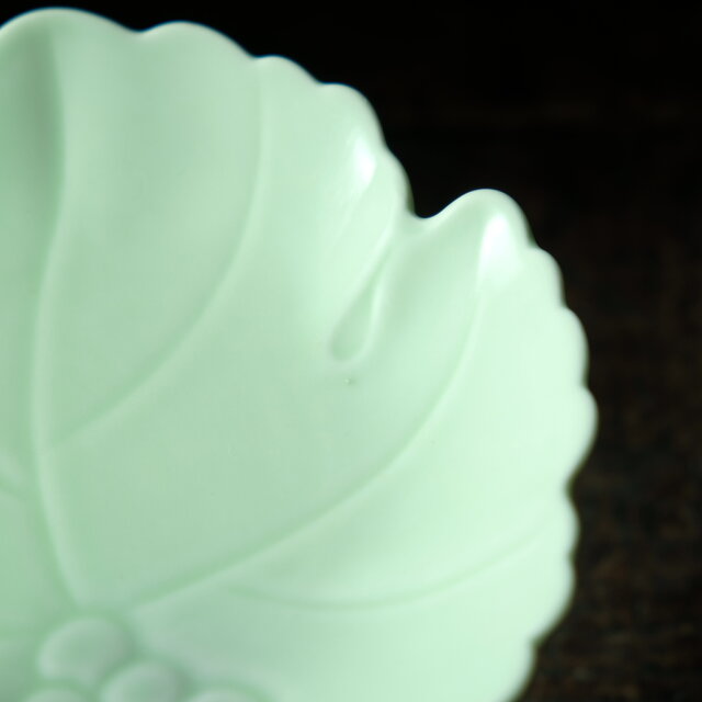 【サマー特価¥1000→¥750】リーフに葡萄 素敵な形状。有田焼 青磁陽刻変形皿 器 葉 丁寧な暮らしに。古民家 昭和期 | iichi 日々の暮らしを心地よくするハンドメイドやアンティーク ...