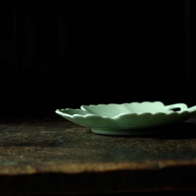 【サマー特価¥1000→¥750】リーフに葡萄 素敵な形状。有田焼 青磁陽刻変形皿 器 葉 丁寧な暮らしに。古民家 昭和期 | iichi 日々の暮らしを心地よくするハンドメイドやアンティーク ...