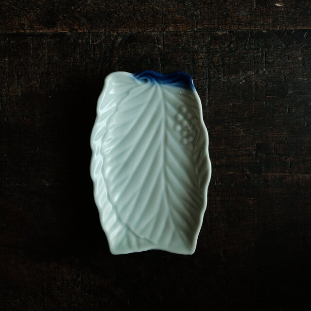 リーフと木の実 瀬戸焼 青磁陽刻刺身皿 長方皿 葉 丁寧な暮らしに。古民家 昭和初期 | iichi 日々の暮らしを心地よくするハンドメイドやアンティークのマーケットプレイス