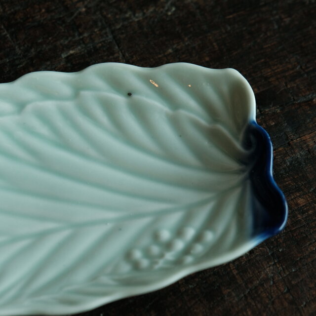 リーフと木の実 瀬戸焼 青磁陽刻刺身皿 長方皿 葉 丁寧な暮らしに。古民家 昭和初期 | iichi 日々の暮らしを心地よくするハンドメイドやアンティークのマーケットプレイス